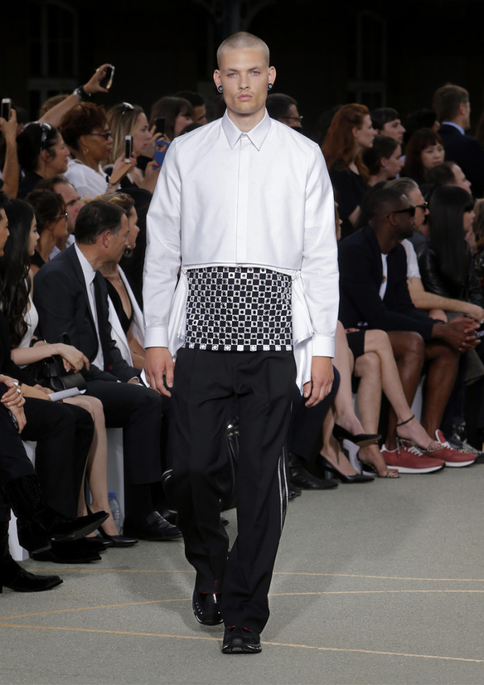 GIVENCHY SS 17 คอลเลคชั่นรองสุดท้ายของ Riccardo Tisci ก่อนเตรียมโบกมือ ...