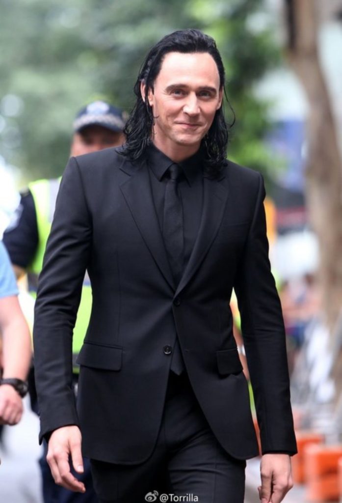 FASHION x ICONS: TOM HIDDLESTON สำรวจสไตล์การแต่งตัวของหนุ่มมาดเท่จาก ...