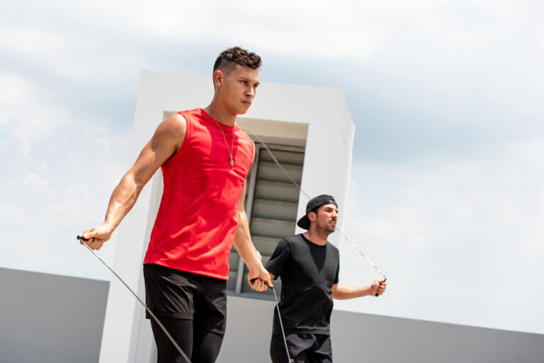 QUICK WORKOUTS: 5 ท่าออกกำลังกายกระโดดเชือกแบบ HIIT ที่ช่วยสลายพุงและทำได้ง่ายที่บ้าน » Unlockmen