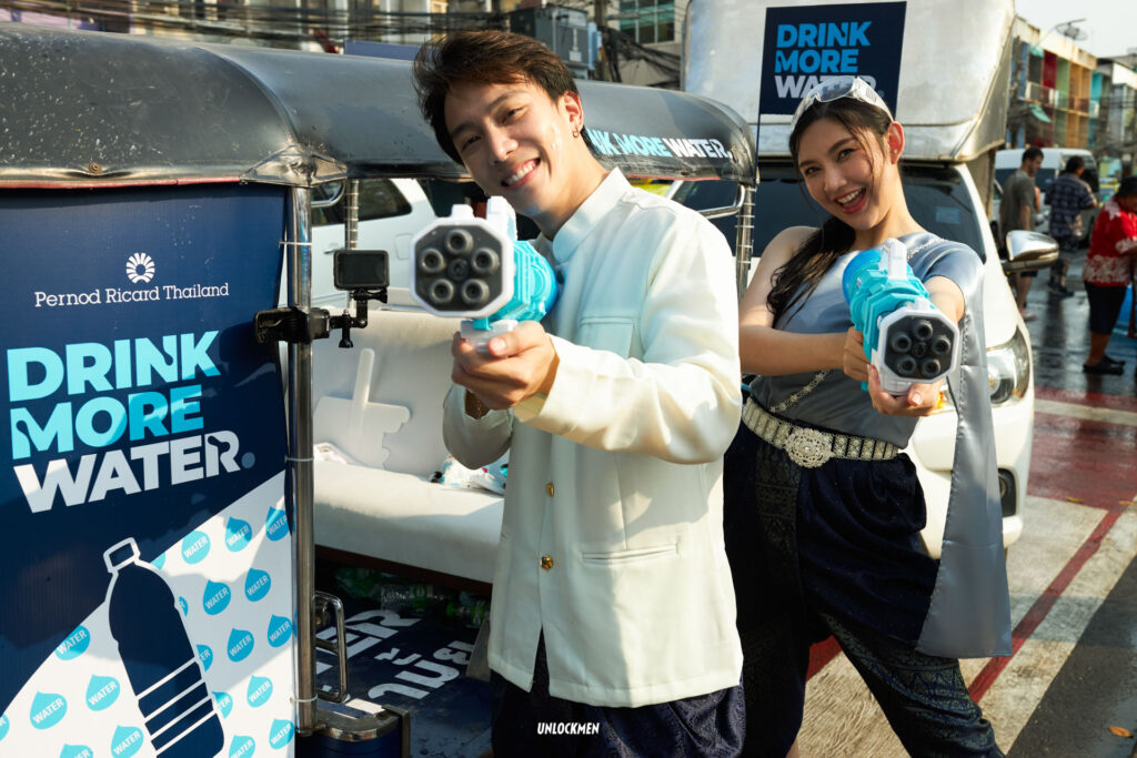 สงกรานต์ปีนี้สนุกเต็มที่ สติเต็มร้อย กับ DRINK MORE WATER ชวนคนดังนั่งตุ๊กตุ๊กแจกน้ำดื่มฟรี ทั่ว ...